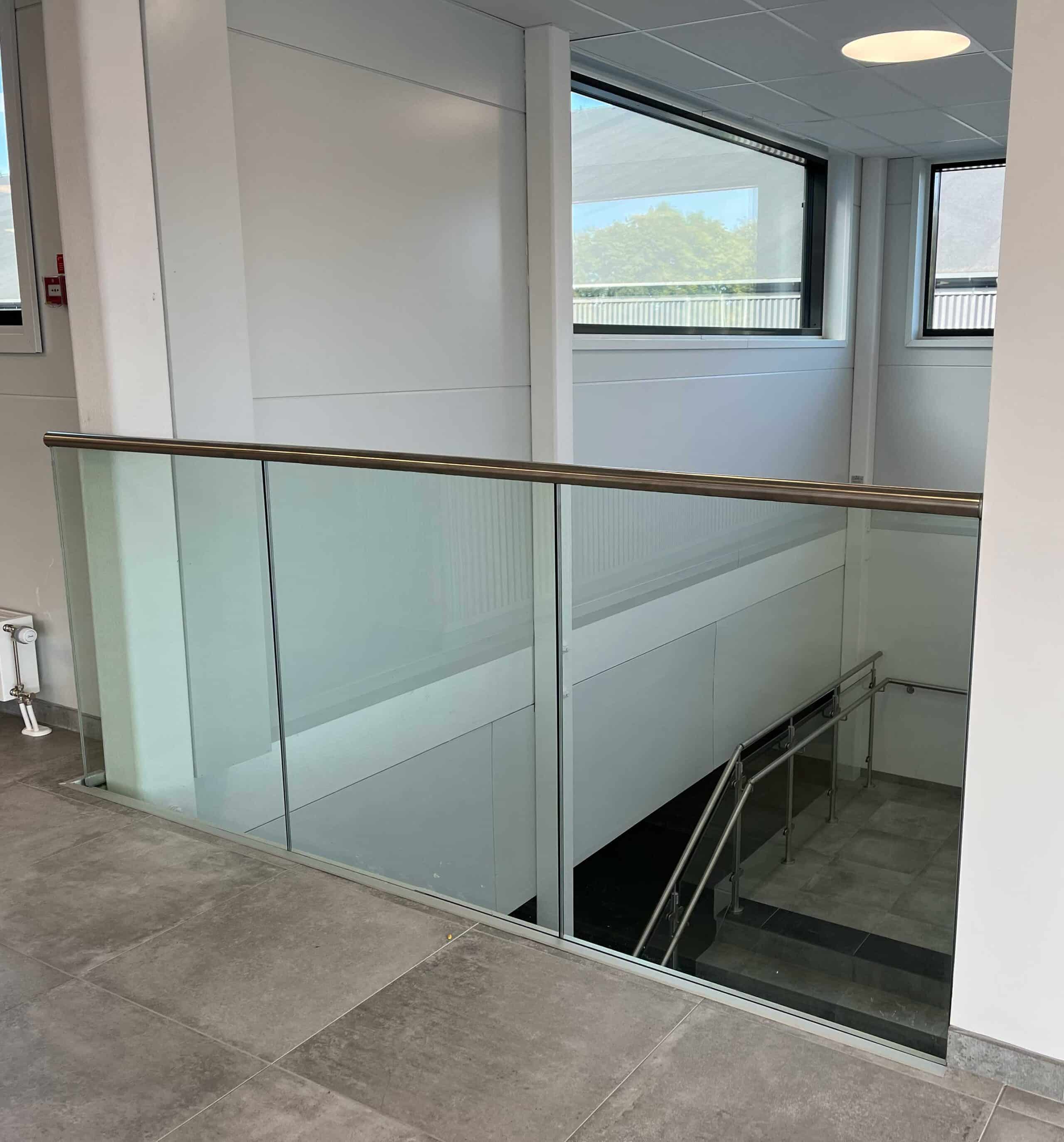 Ganzglasgeländer ist die elegantere Variante eines Glasgeländers